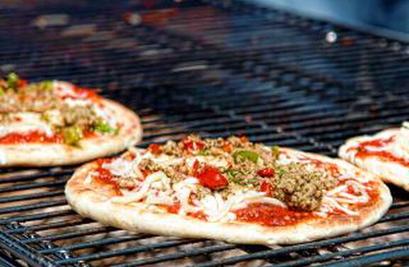 how to cook a pizza under the grill