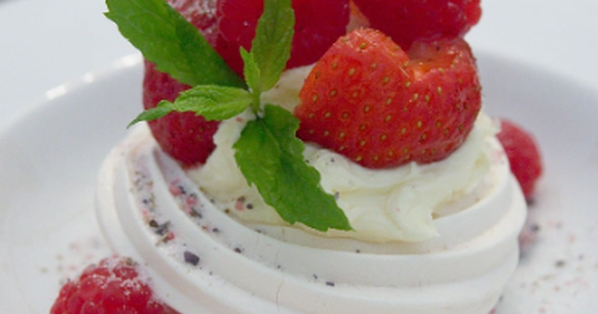 Baked Meringues with Fresh Berries and Cream - Recipes - Cuisinart